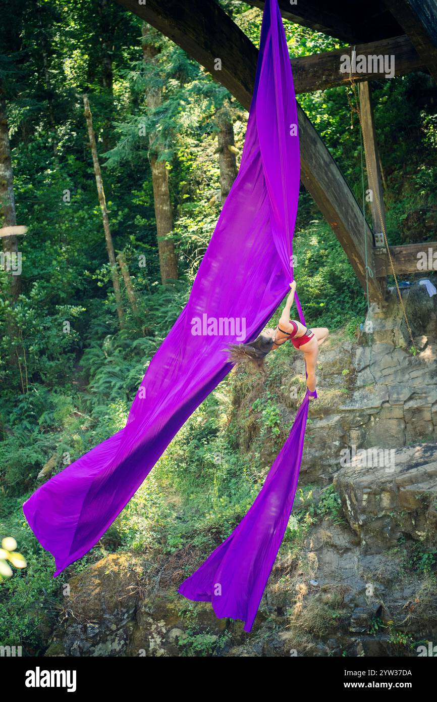 Acrobatic pose hi-res stock photography and images - Alamy