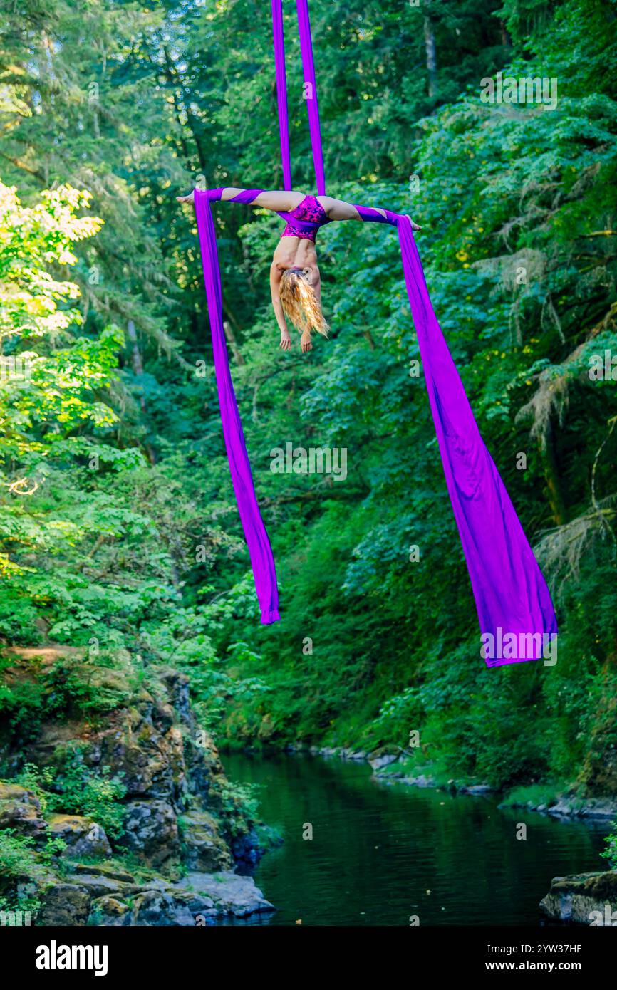 Lush river setting hi-res stock photography and images - Alamy