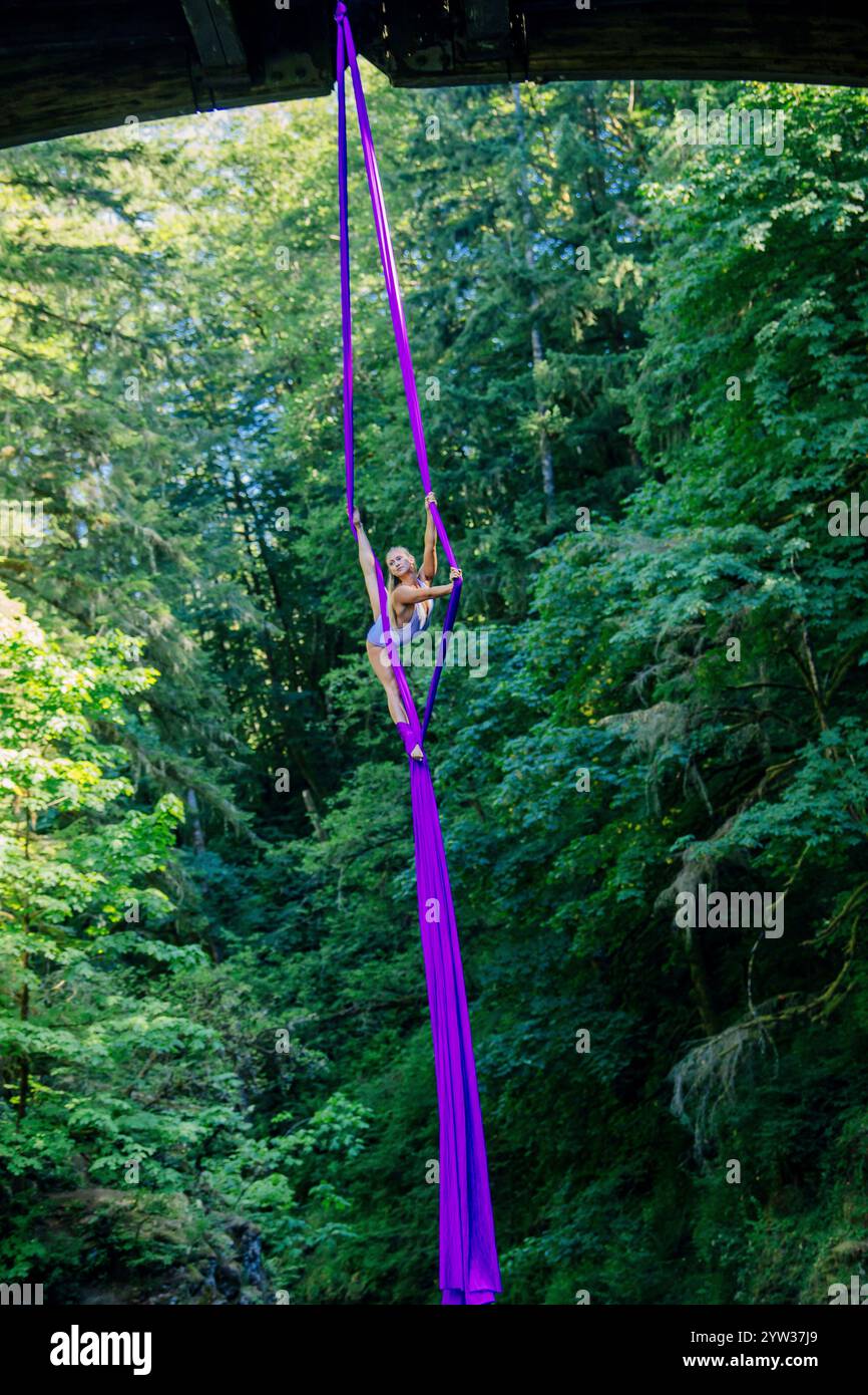 Acrobatic pose hi-res stock photography and images - Alamy