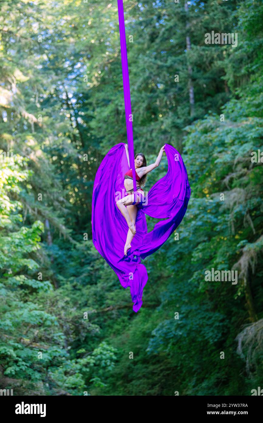 Acrobatic pose hi-res stock photography and images - Alamy