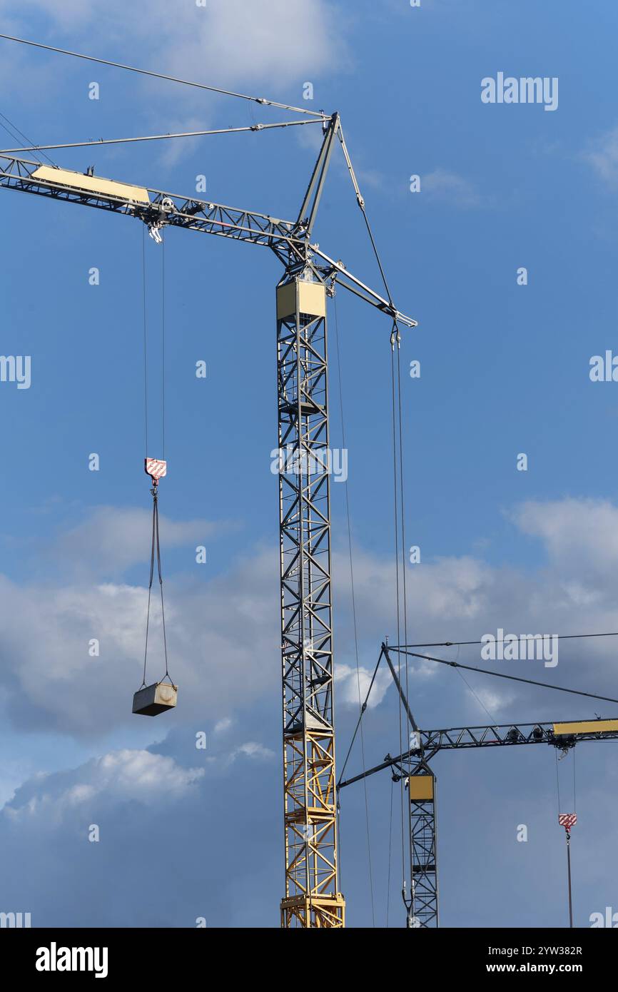 Crane sky architecture hi-res stock photography and images - Alamy