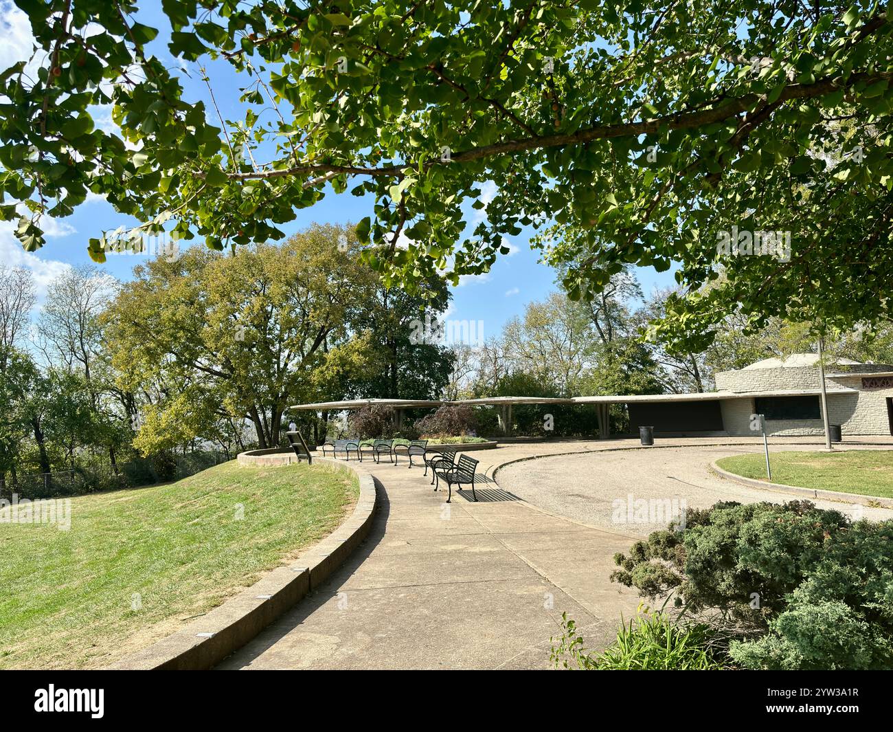 Shelter, benches, trees at Bellevue Park in Cincinnati Stock Photo - Alamy