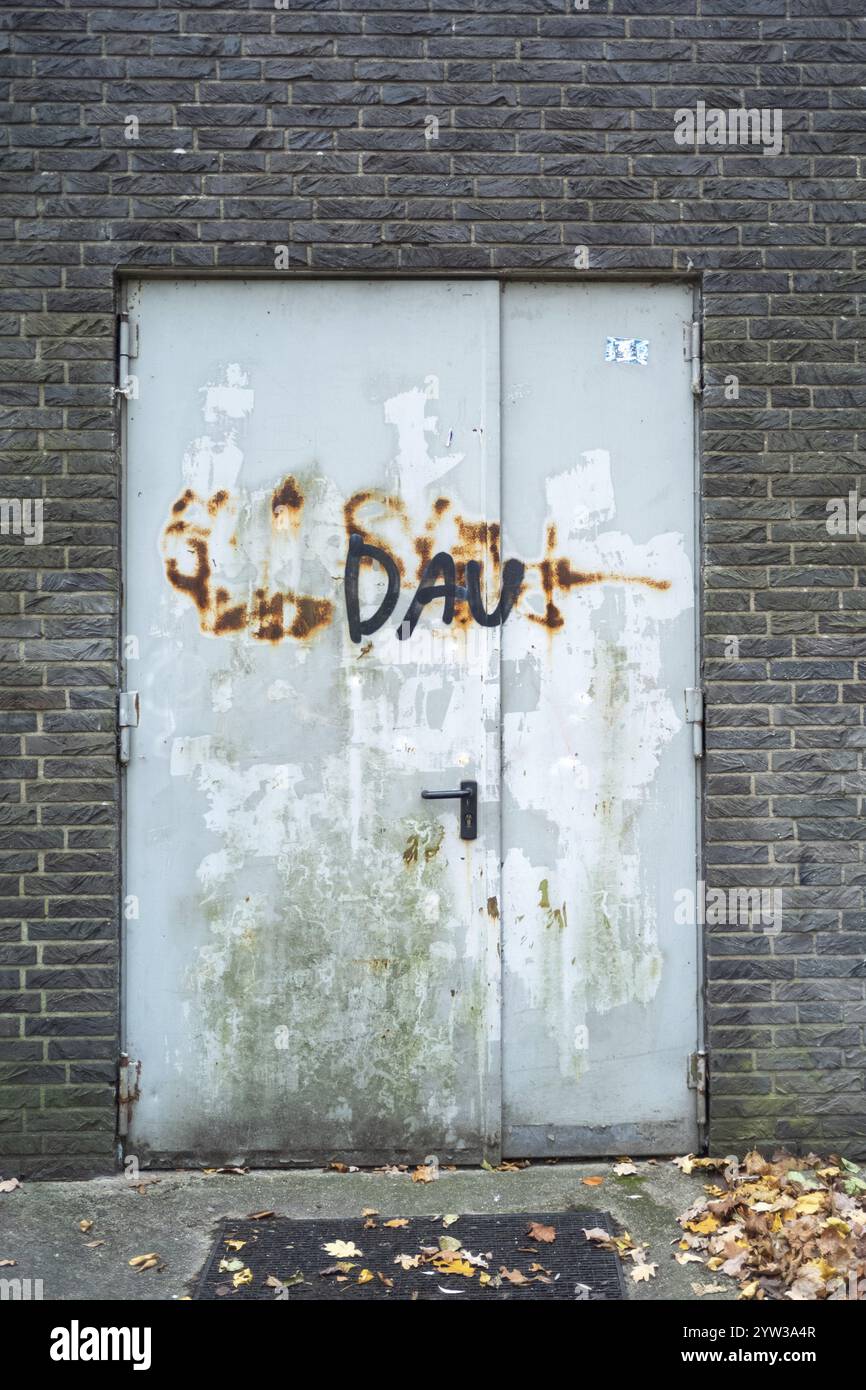 Rust on old metal door Stock Photo - Alamy