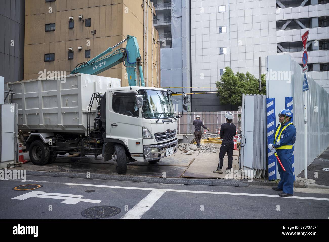 Demolition site, Nakagin Capsule Tower, Metabolism, architect Kisho ...
