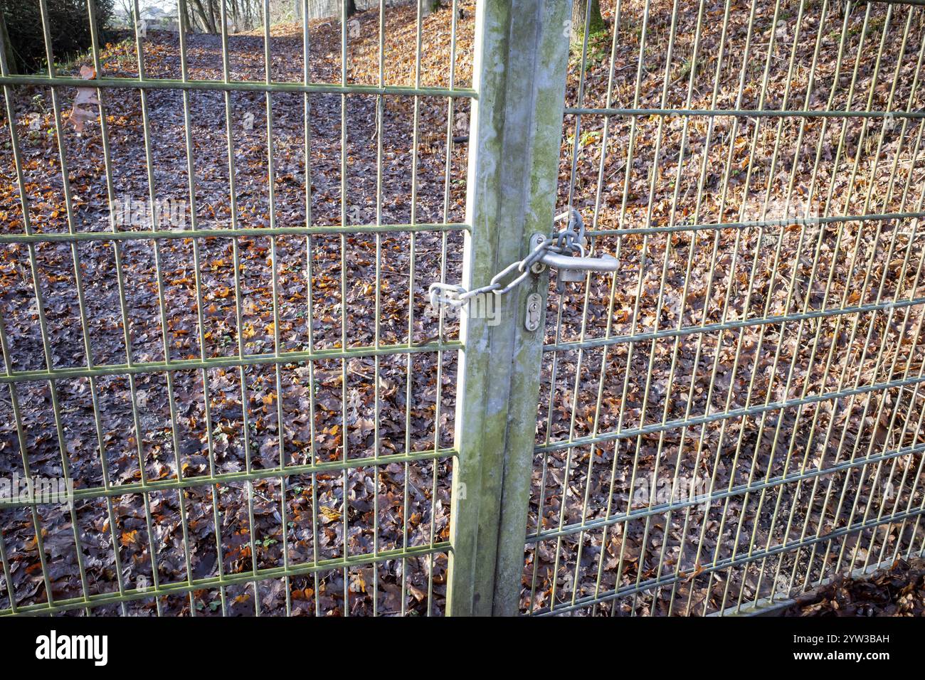 Locked metal gates hi-res stock photography and images - Alamy