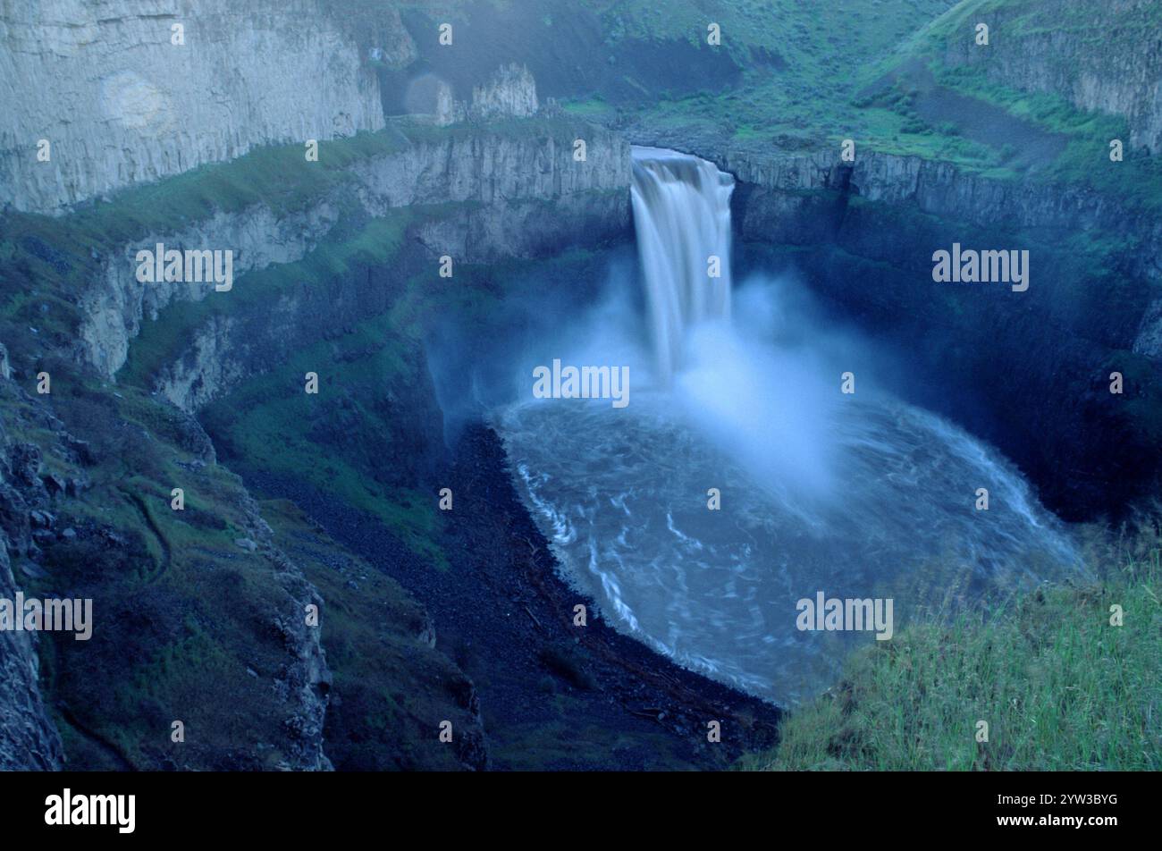 Waterfall of the Palouse River, Palouse Falls state park, Washington ...