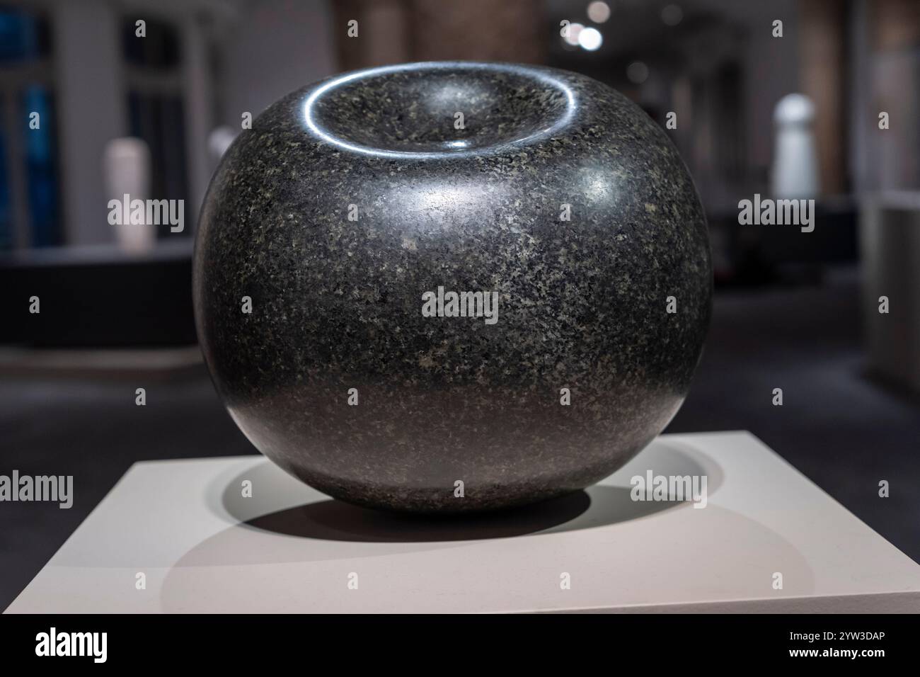 Isamu NOGUCHI, Vishnu, circa 1960, mikage granite, Casa Milà-La Pedrera ...