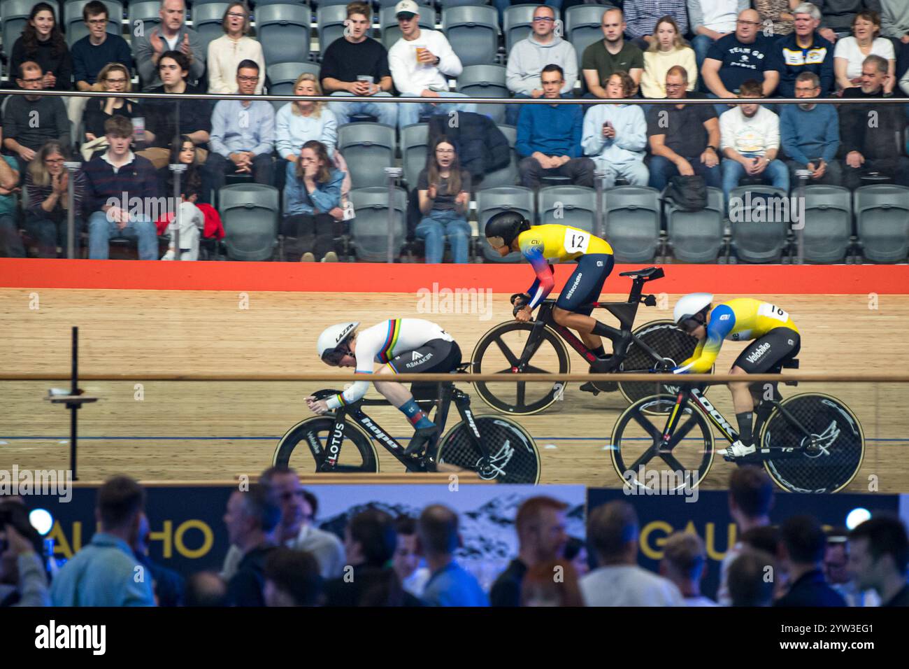London, UK. 06th Dec, 2024. Emma Finucane of United Kingdom, leads ...
