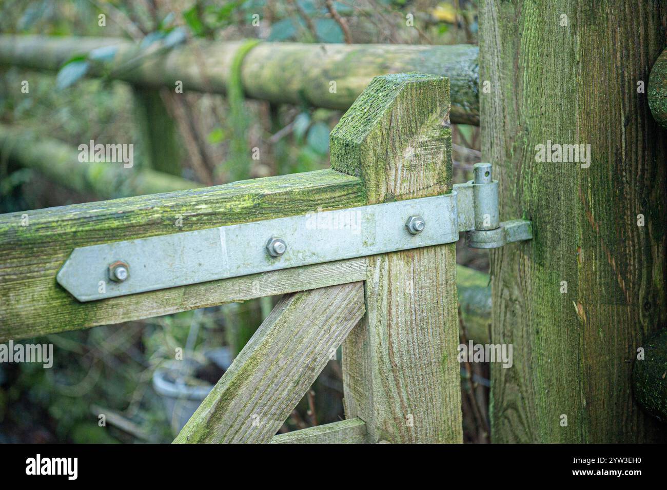Wooden timber gate hi-res stock photography and images - Alamy