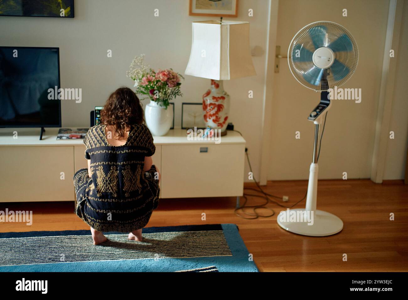 Tv facing hi-res stock photography and images - Alamy