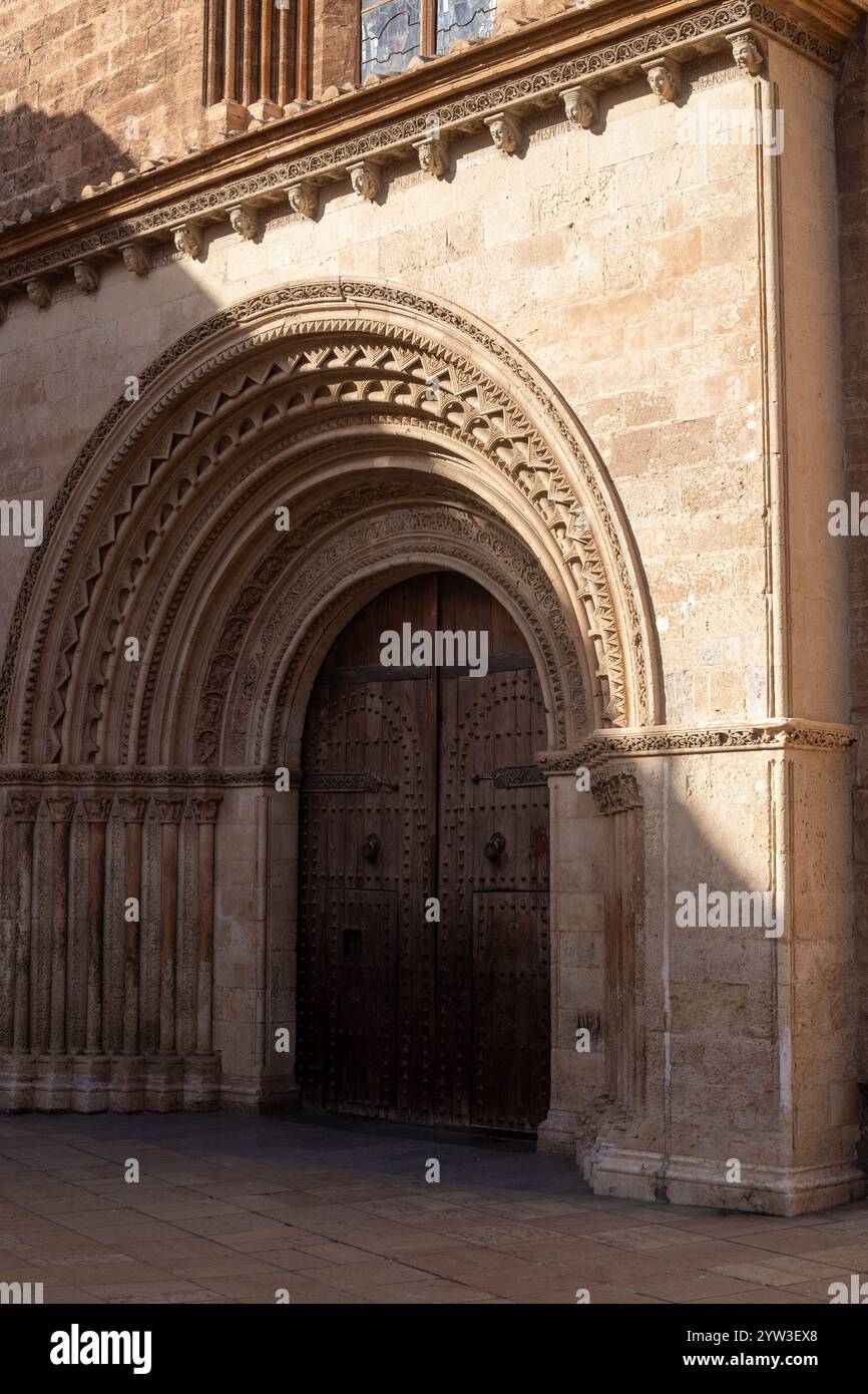 DETAIL OF THE ROMANIC DOOR OF THE CATHEDRAL OF VALENCIA Stock Photo - Alamy