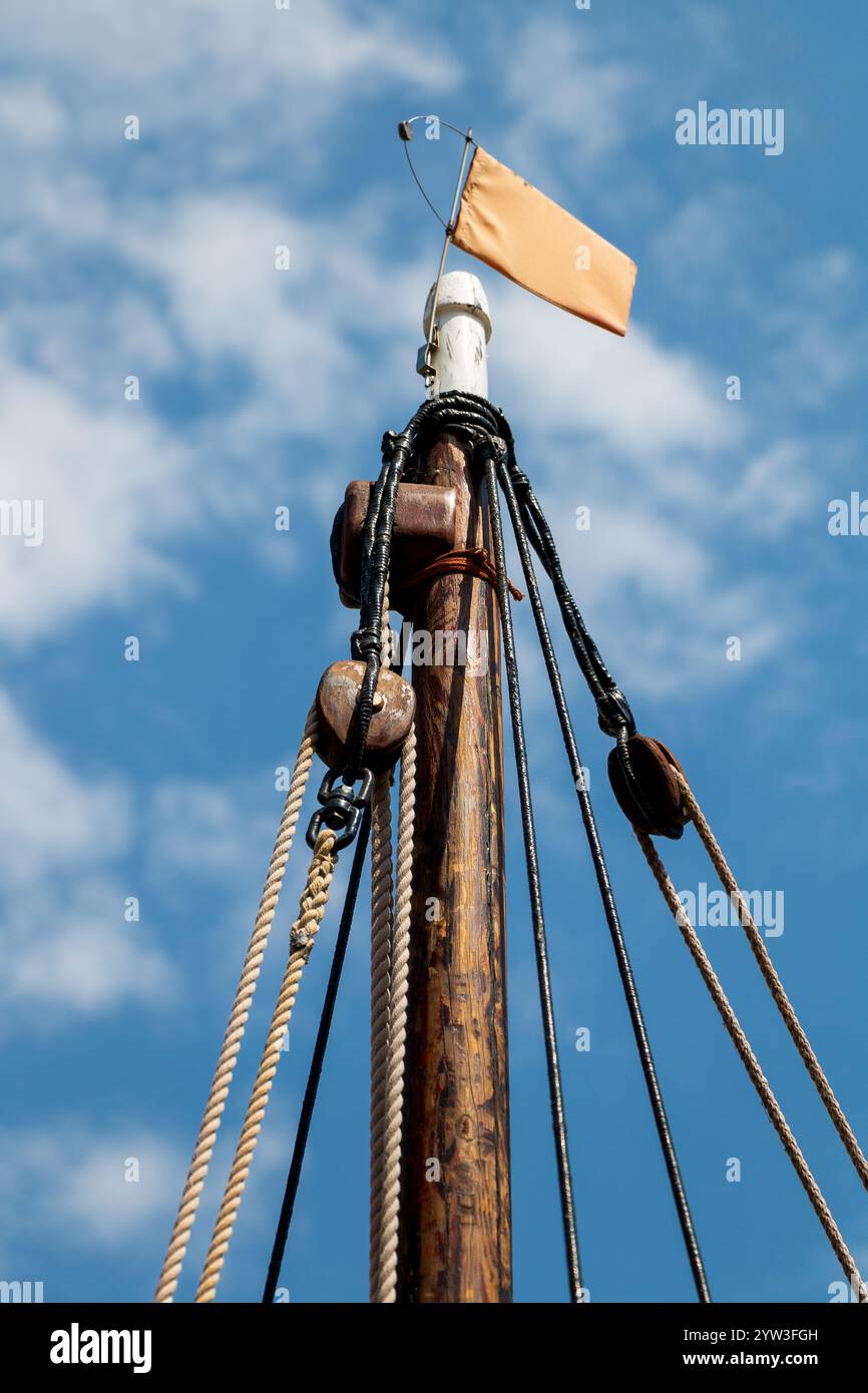 Main mast of a traditional wooden fishing boat Stock Photo - Alamy