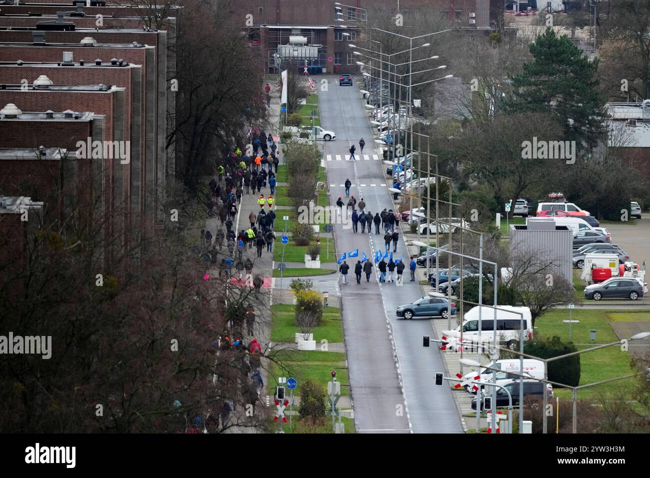 09 December 2024, Wolfsburg: VW employees leave an IG Metall rally in ...