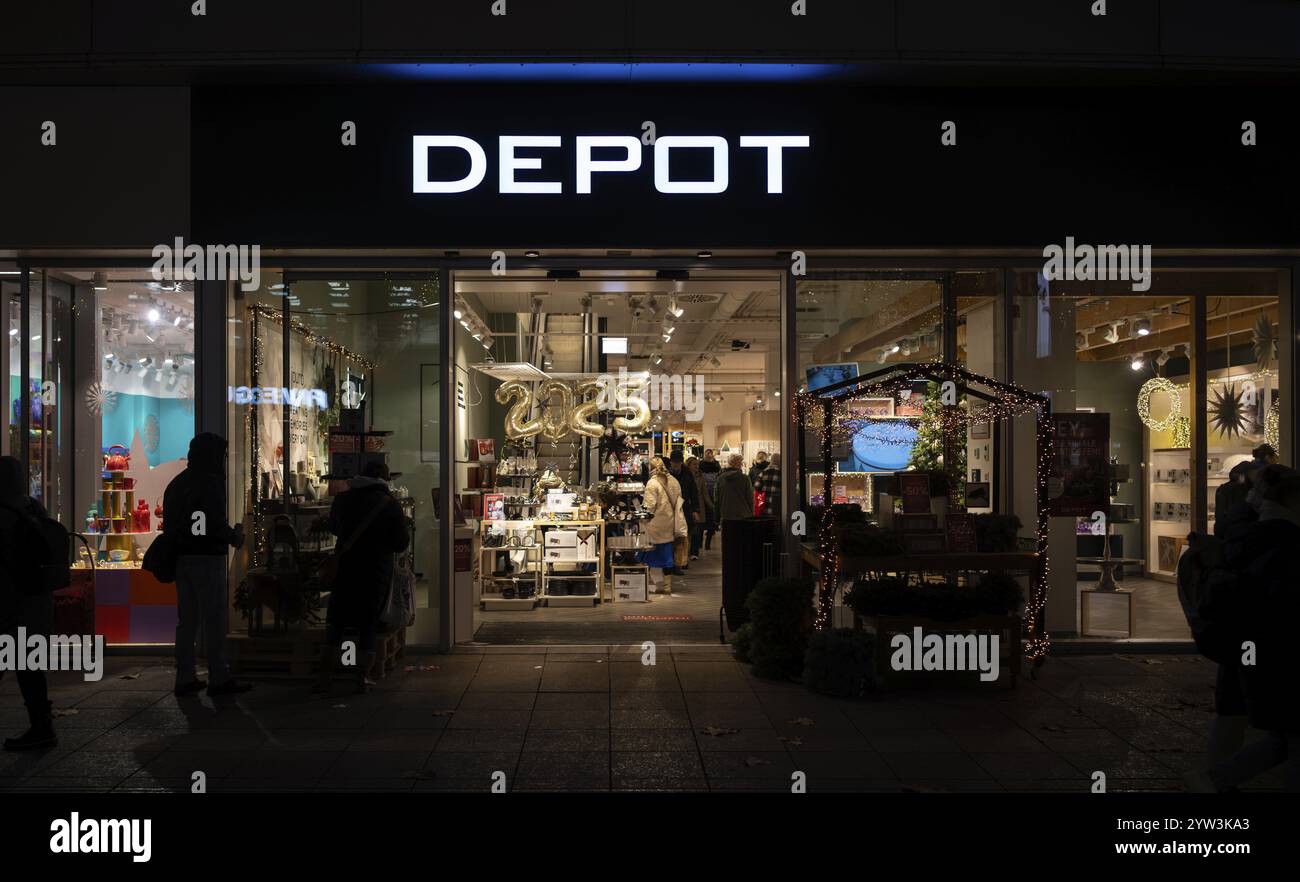 Night shot, DEPOT furniture store, decorative items, shop window ...