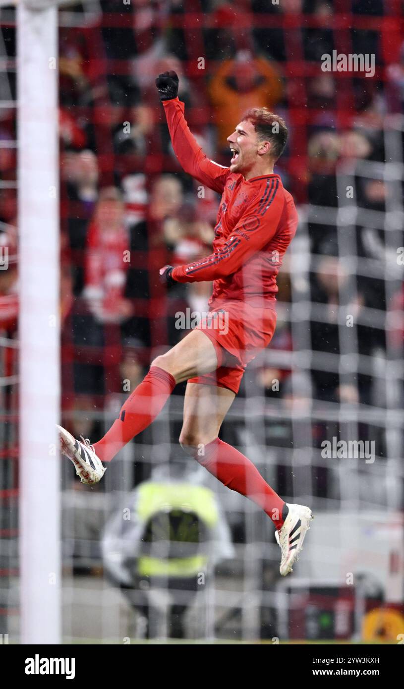 Goal celebration jump Leon Goretzka FC Bayern Munich FCB (08) behind ...
