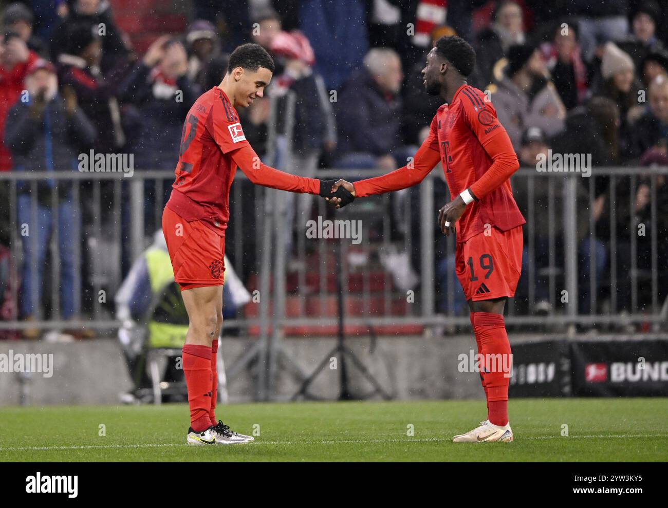 Goal celebration Jamal Musiala FC Bayern Munich FCB (42) (left) shakes ...