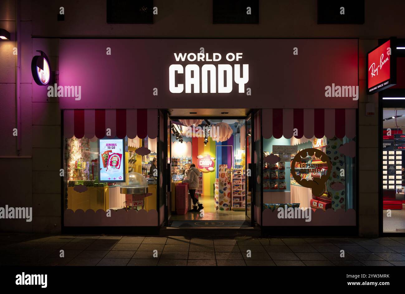 Night shot, franchise chain, World of Candy, candy shop, shop window ...