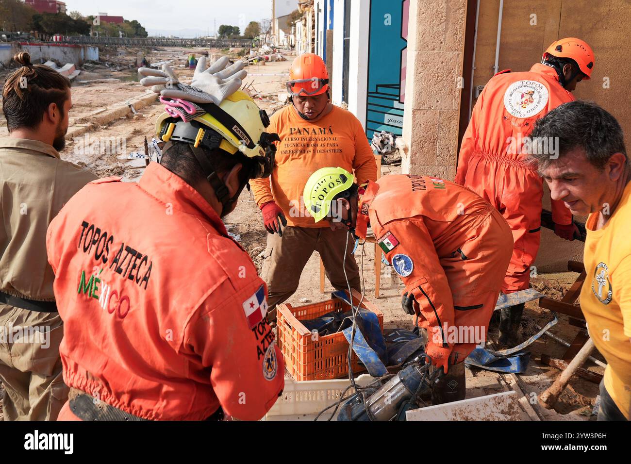 Brigada Topos Tlatelolco. First aid support and rescue team in calamity ...