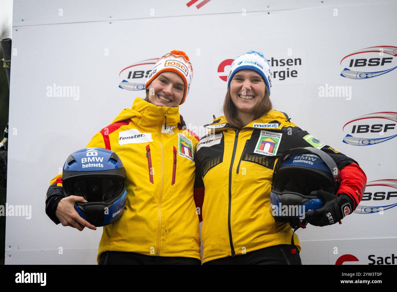 Lisa Buckwitz, Neele Schuten (Deutschland) jubeln auf dem Podium bei ...