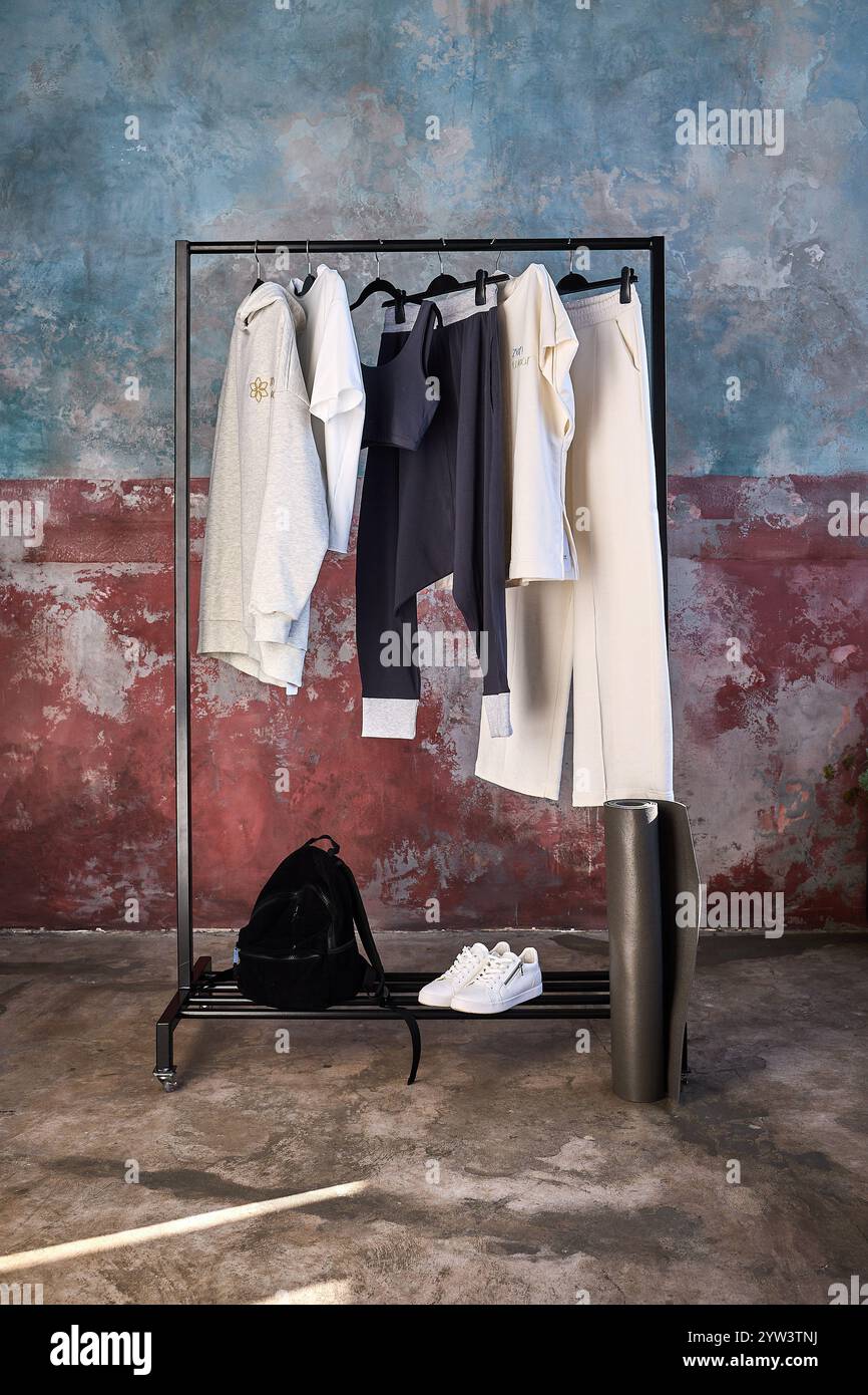 Effortless fashion hi-res stock photography and images - Alamy