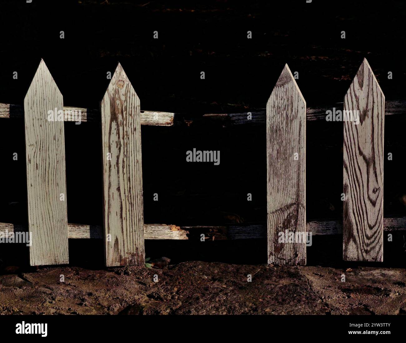 Jagged wood fence garden hi-res stock photography and images - Alamy