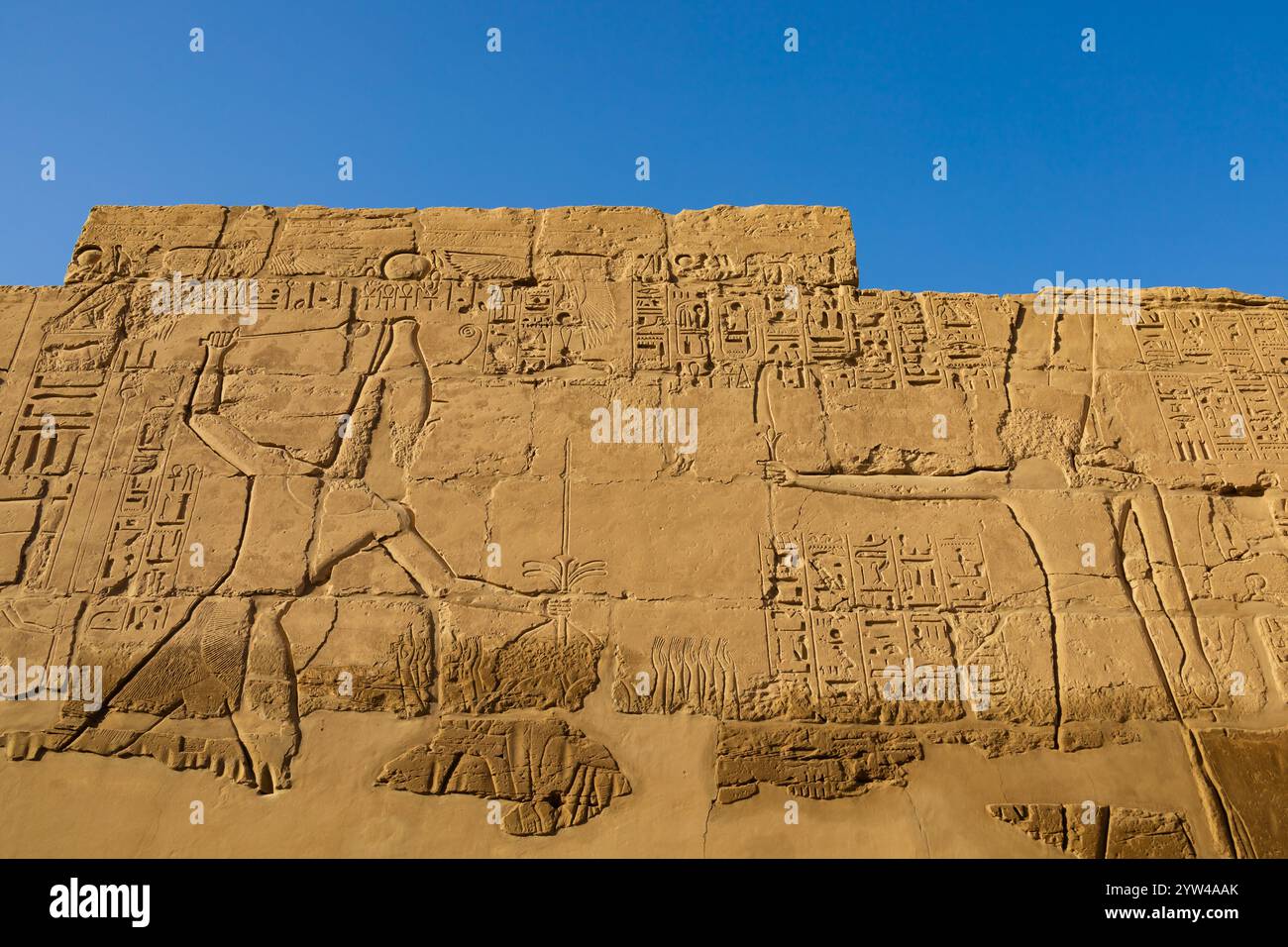 Hieroglyphs on wall, Ancient Egyptian open-air museum of Karnak Temple ...
