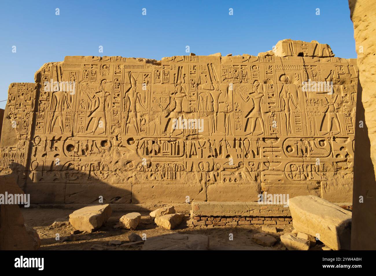 Hieroglyphs on wall, Ancient Egyptian open-air museum of Karnak Temple ...