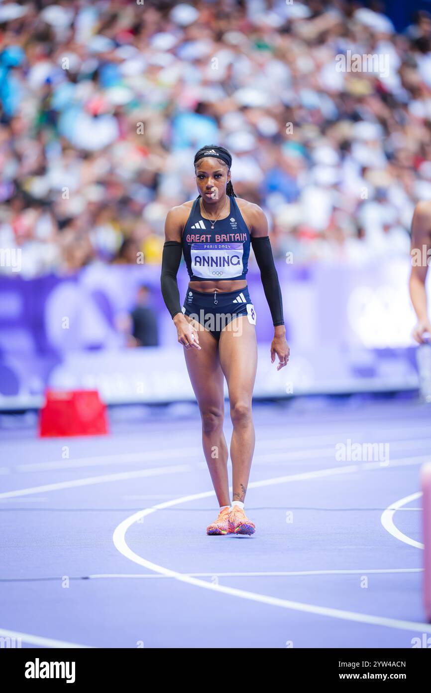 Amber Anning participating in the 400 meters at the Paris 2024 Olympic ...