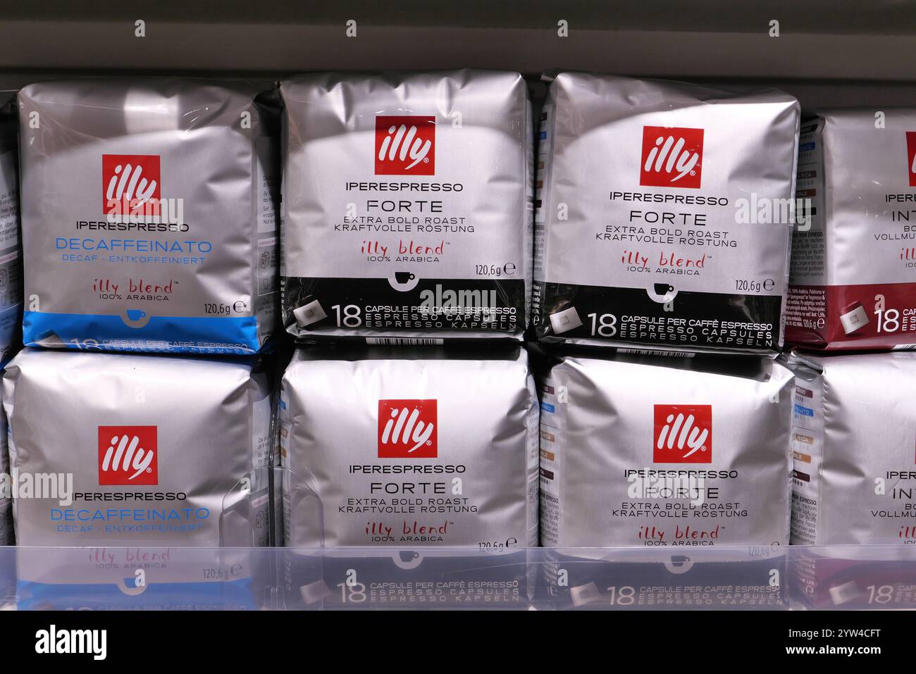 ILLY COFFEE BOXES ON DISPLAY INSIDE THE FOOD STORE Stock Photo - Alamy
