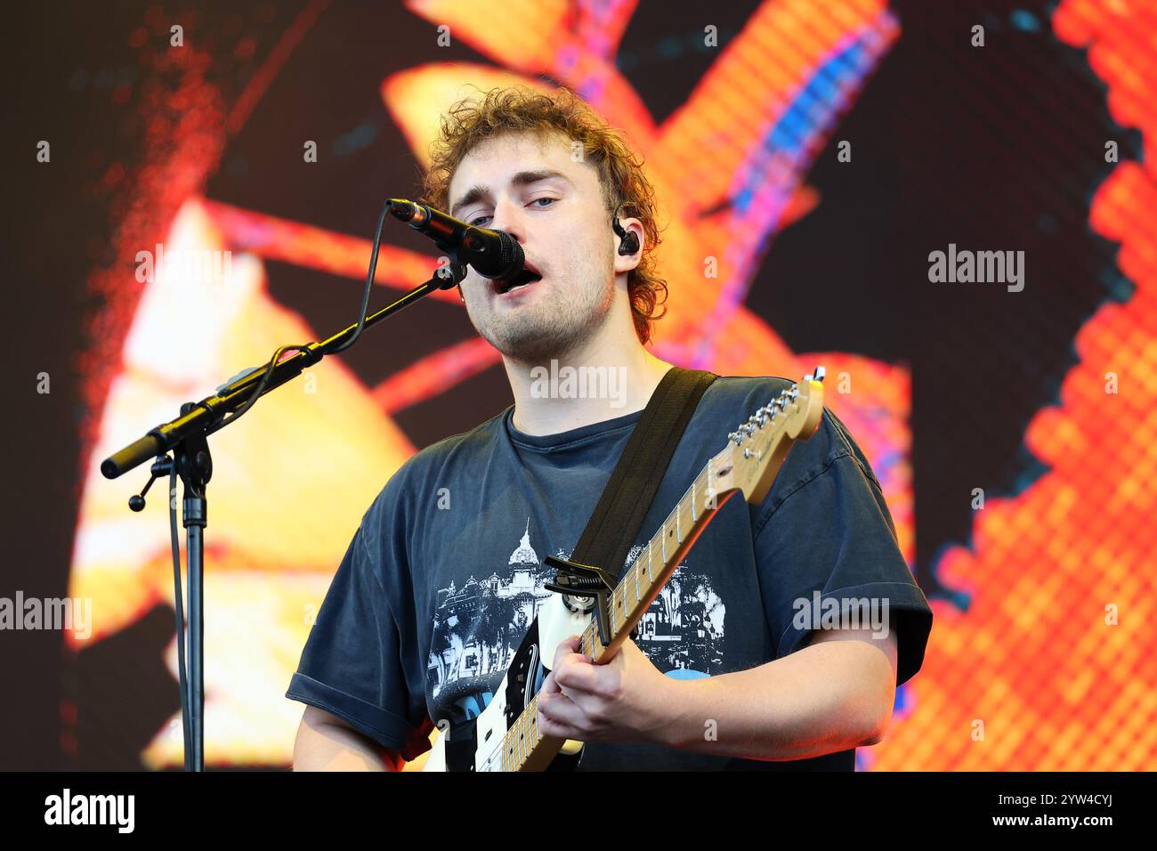 Sam fender performance hi-res stock photography and images - Alamy