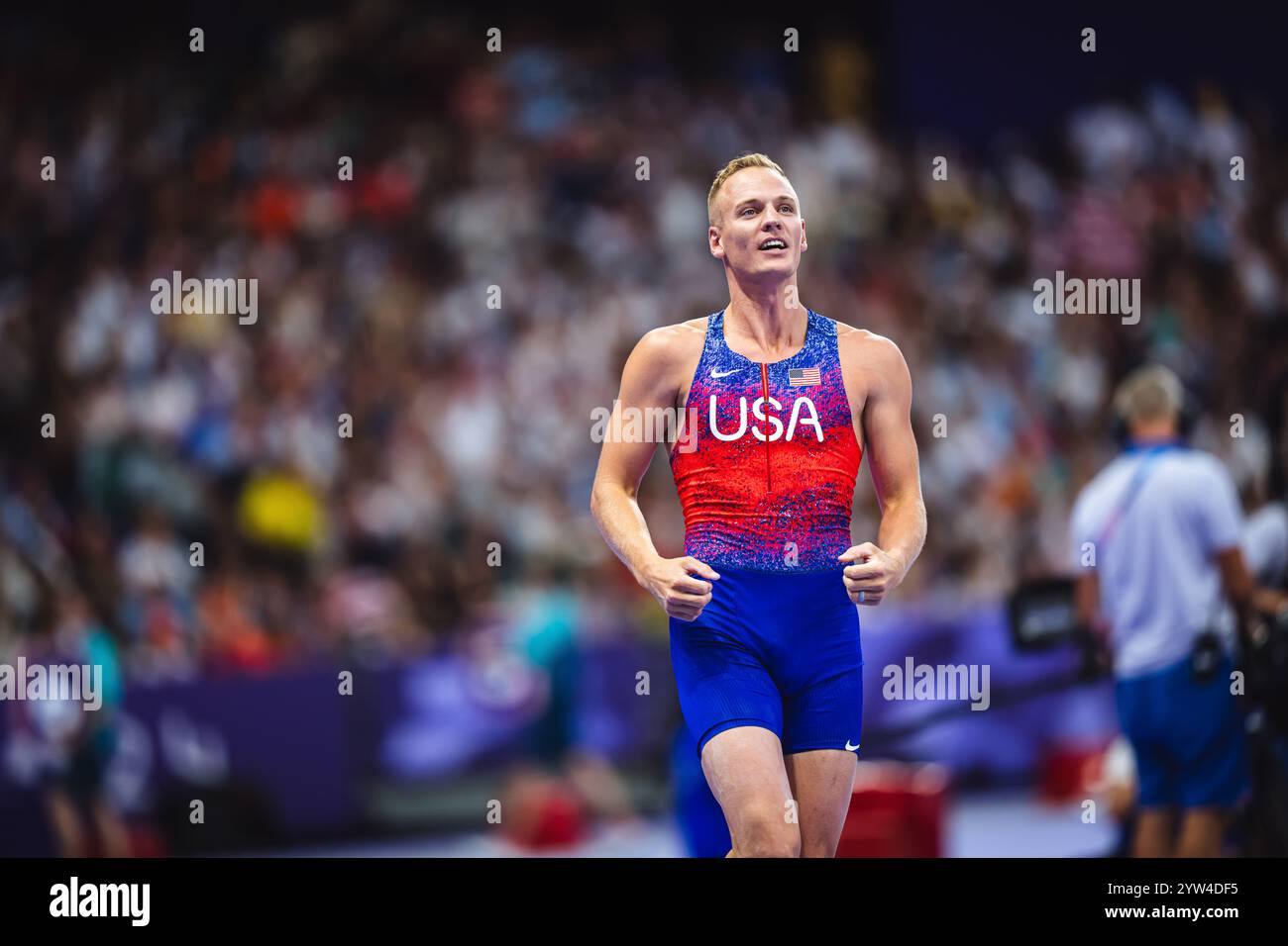 Sam Kendricks celebrating with her country's flag in the at the Paris ...