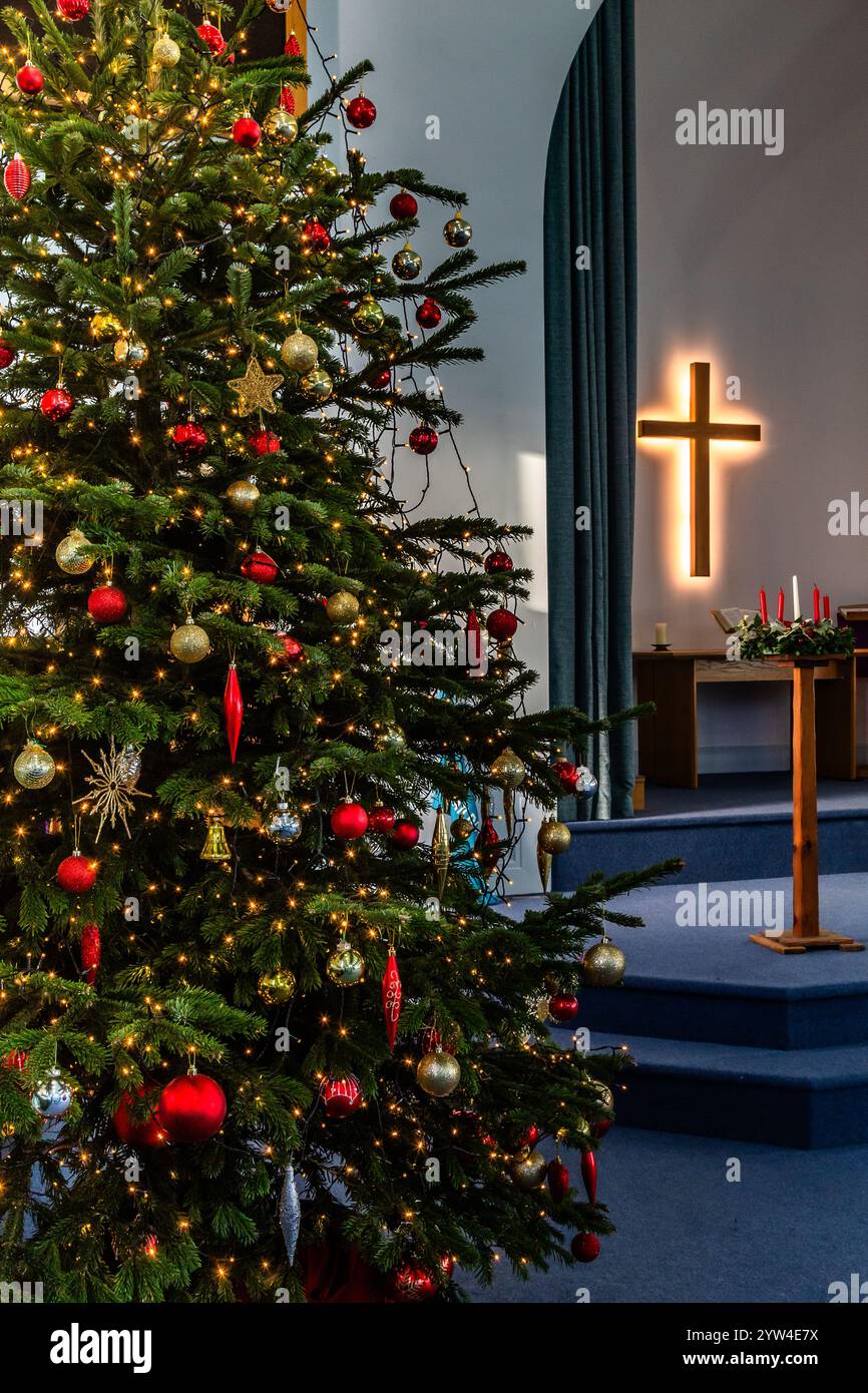 Christian cross with back lighting hi-res stock photography and images ...