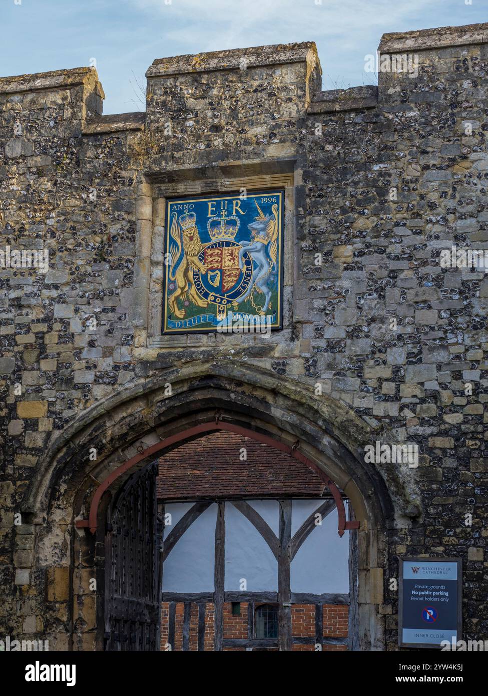 Priors gate winchester cathedral hi-res stock photography and images ...