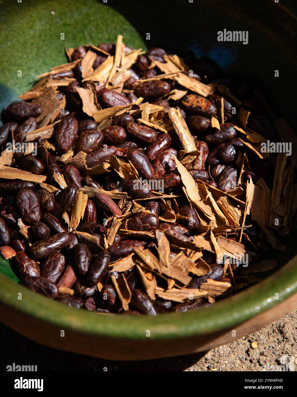 Organic cocoa beans from Oaxaca mixed with cinnamon Stock Photo - Alamy