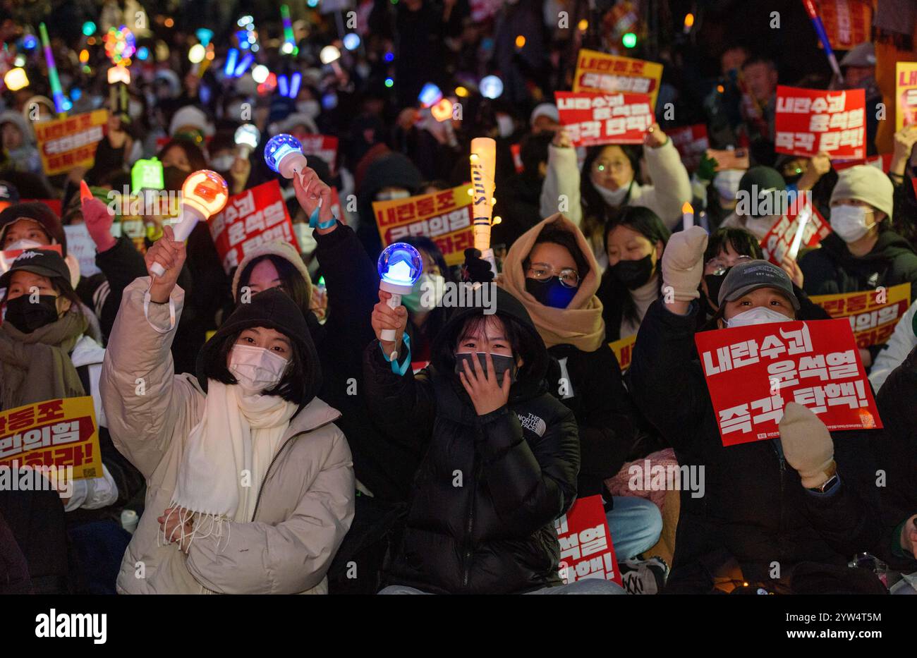 Seoul, South Korea. 09th Dec, 2024. South Korean protesters hold K-pop ...