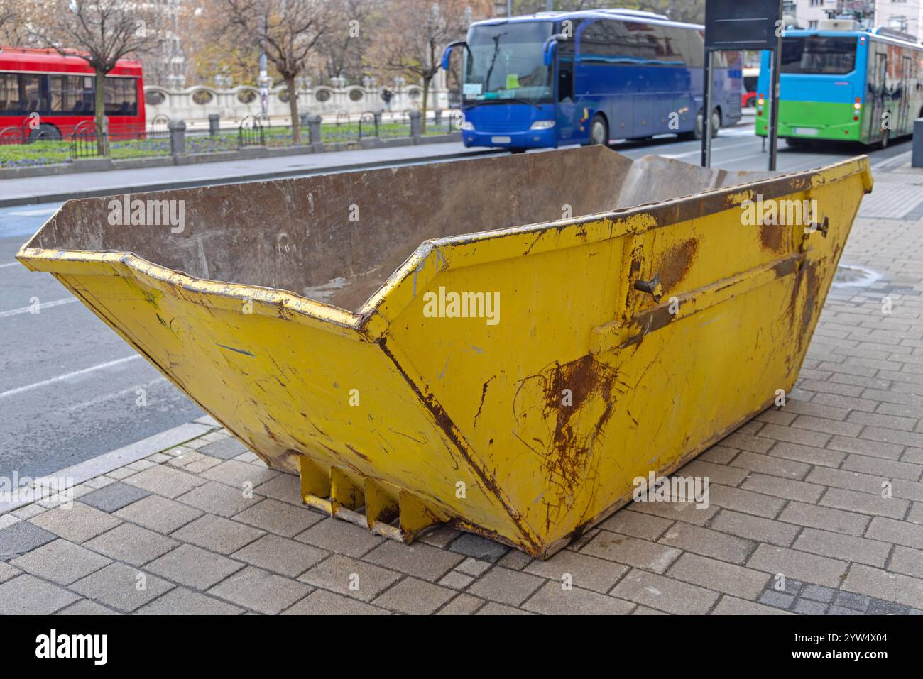 Empty yellow skip hi-res stock photography and images - Alamy