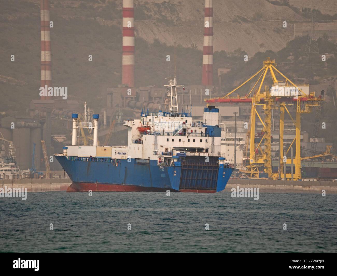 Sea freighter sailing in the middle of the ocean with big waves Stock ...