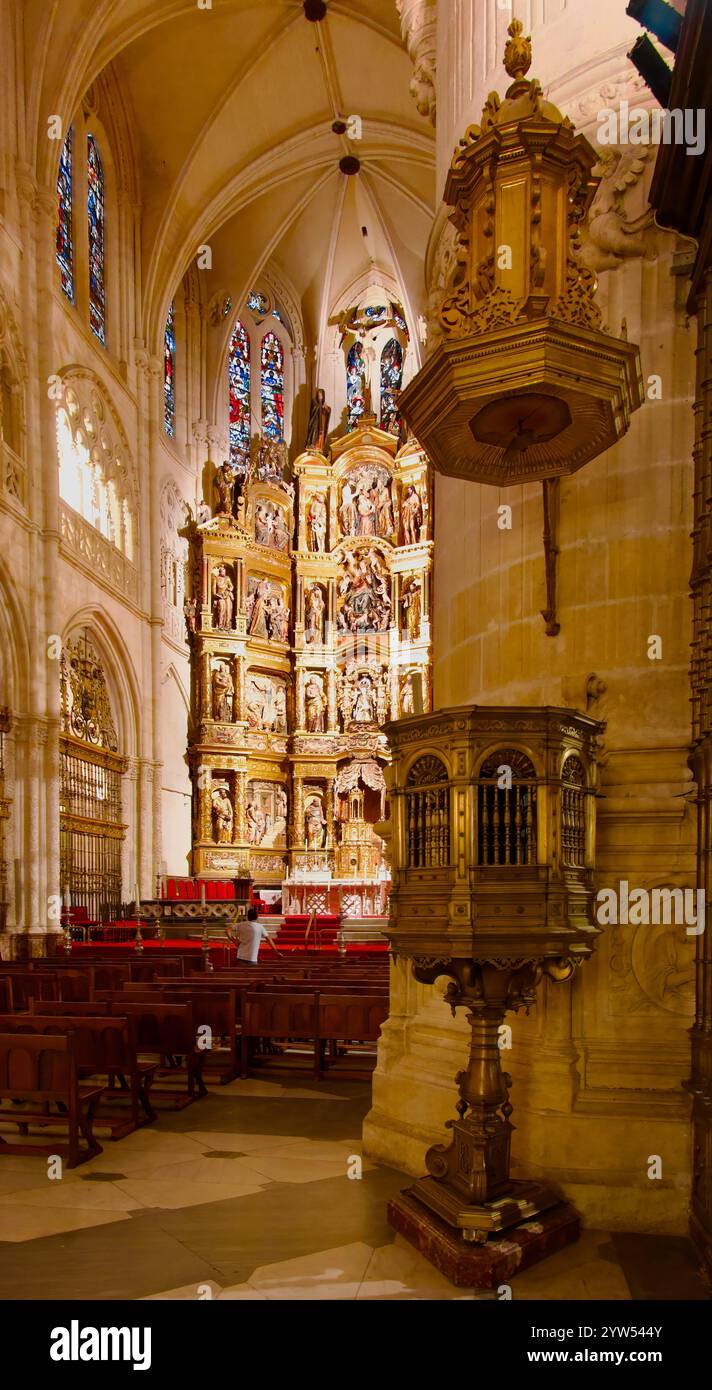 Pulpit pews main altar hi-res stock photography and images - Alamy