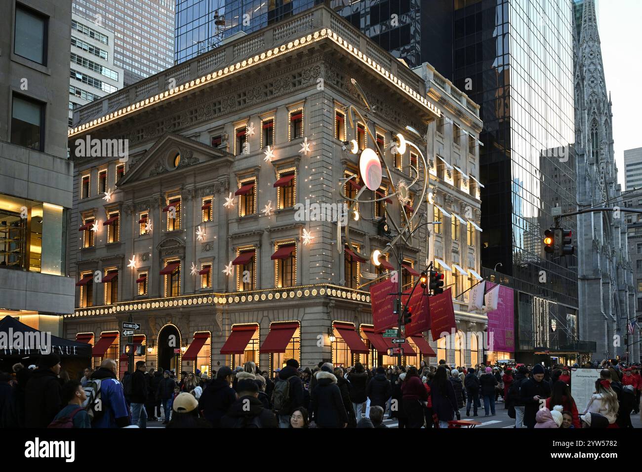 Photo by: NDZ/STAR MAX/IPx 2024 12/8/24 Cartier Building holiday window ...