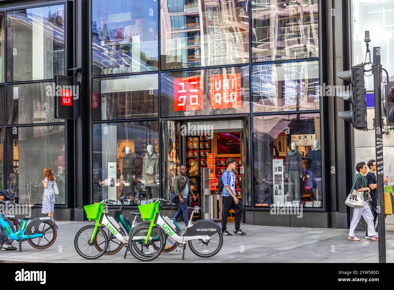 Uniqlo window display hi-res stock photography and images - Alamy