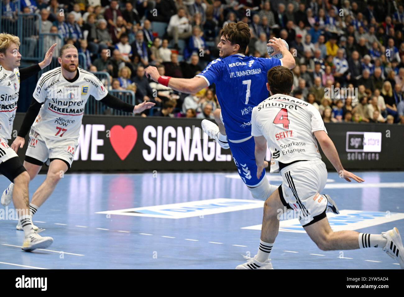 Julian Koester (VfL Gummersbach, #7) gegen Stephan Seitz (HC Erlangen, #4) VfL Gummersbach vs ...