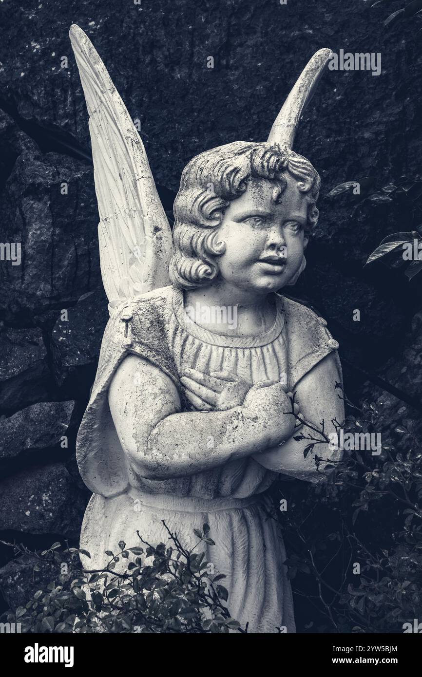 Angel statue in garden Stock Photo - Alamy
