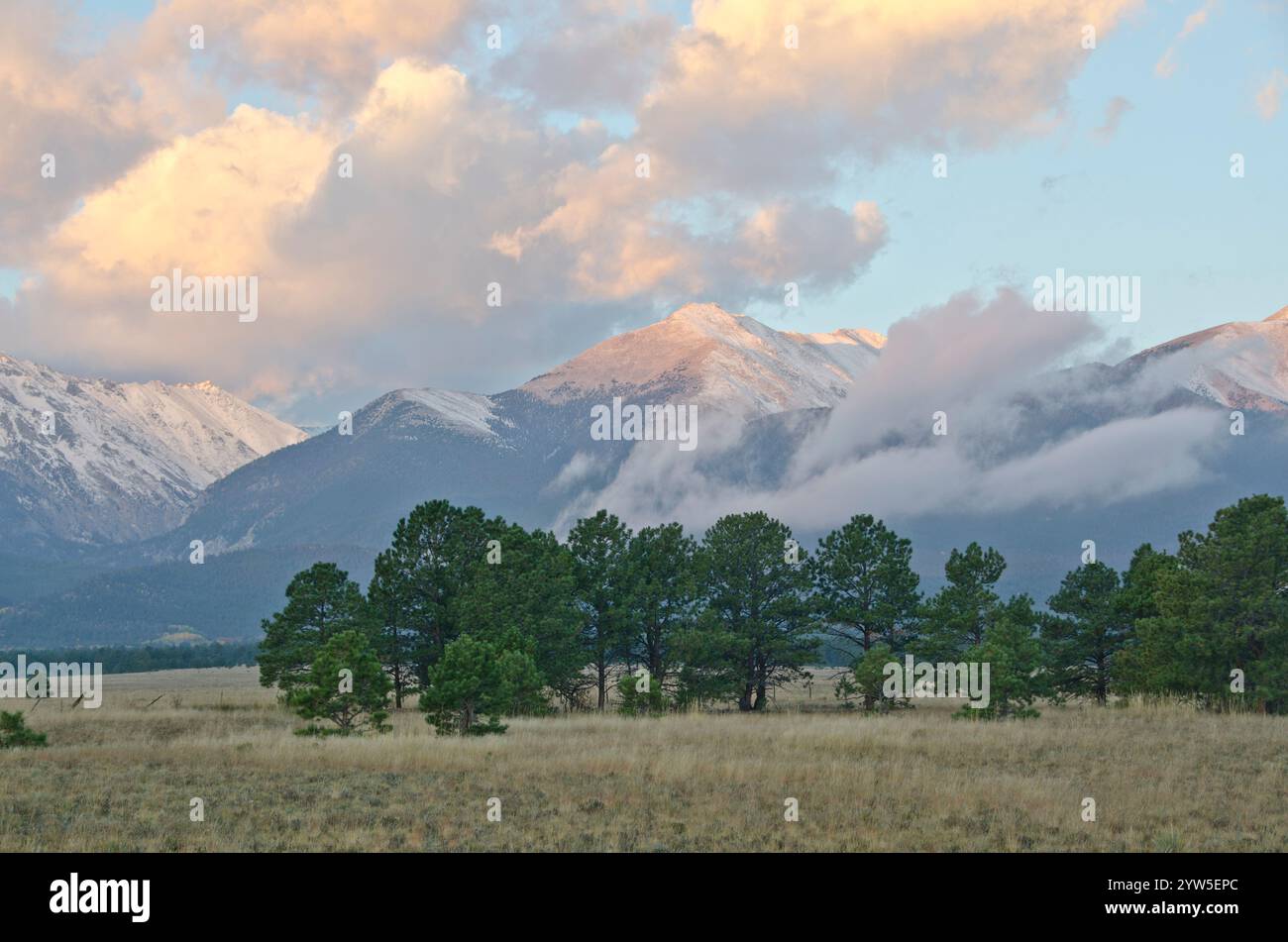 Sun rises sky glows hi-res stock photography and images - Alamy