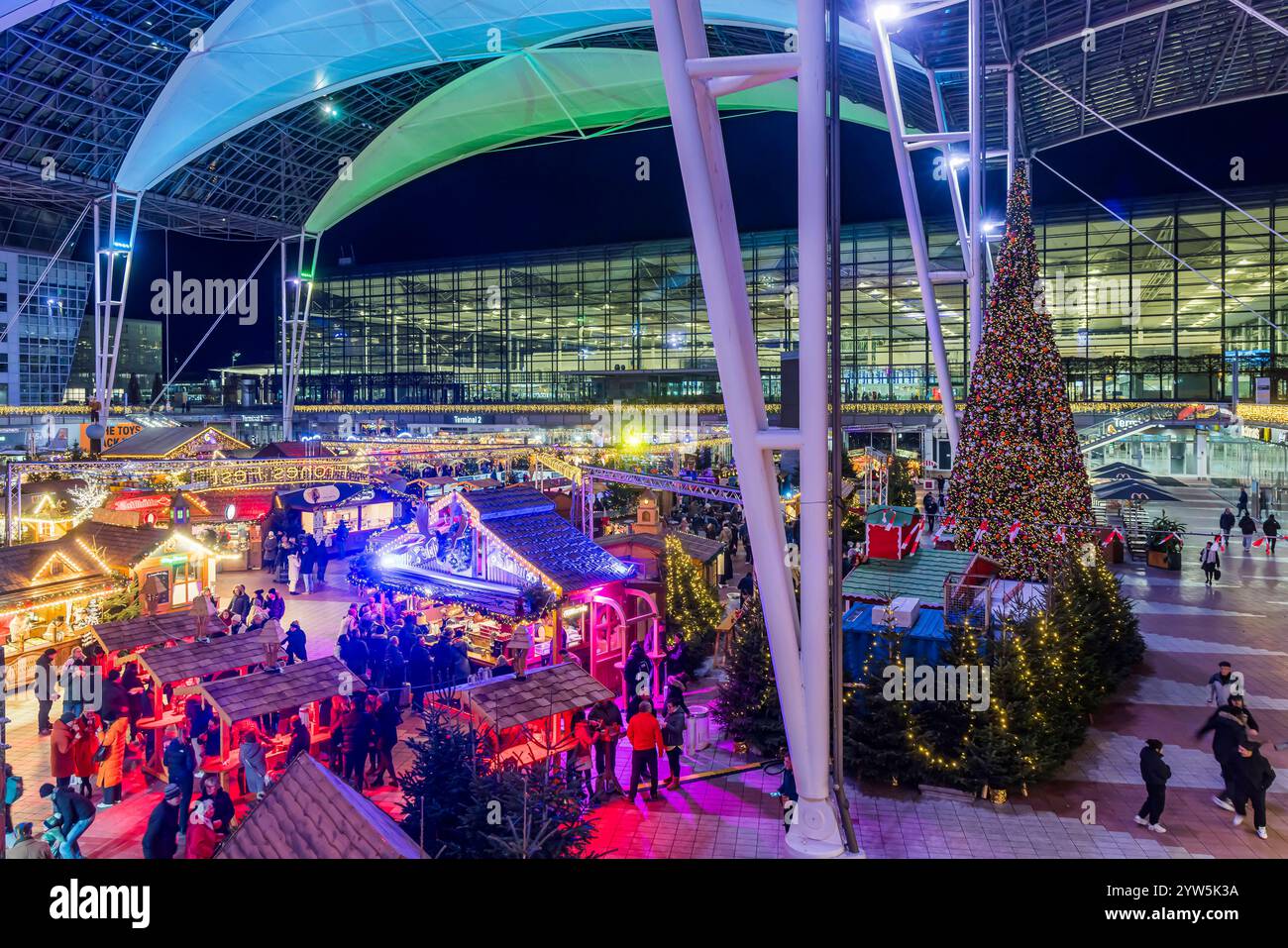 Weihnachtsmarkt am Flughafen München. // 22.11.2024: München, Bayern ...