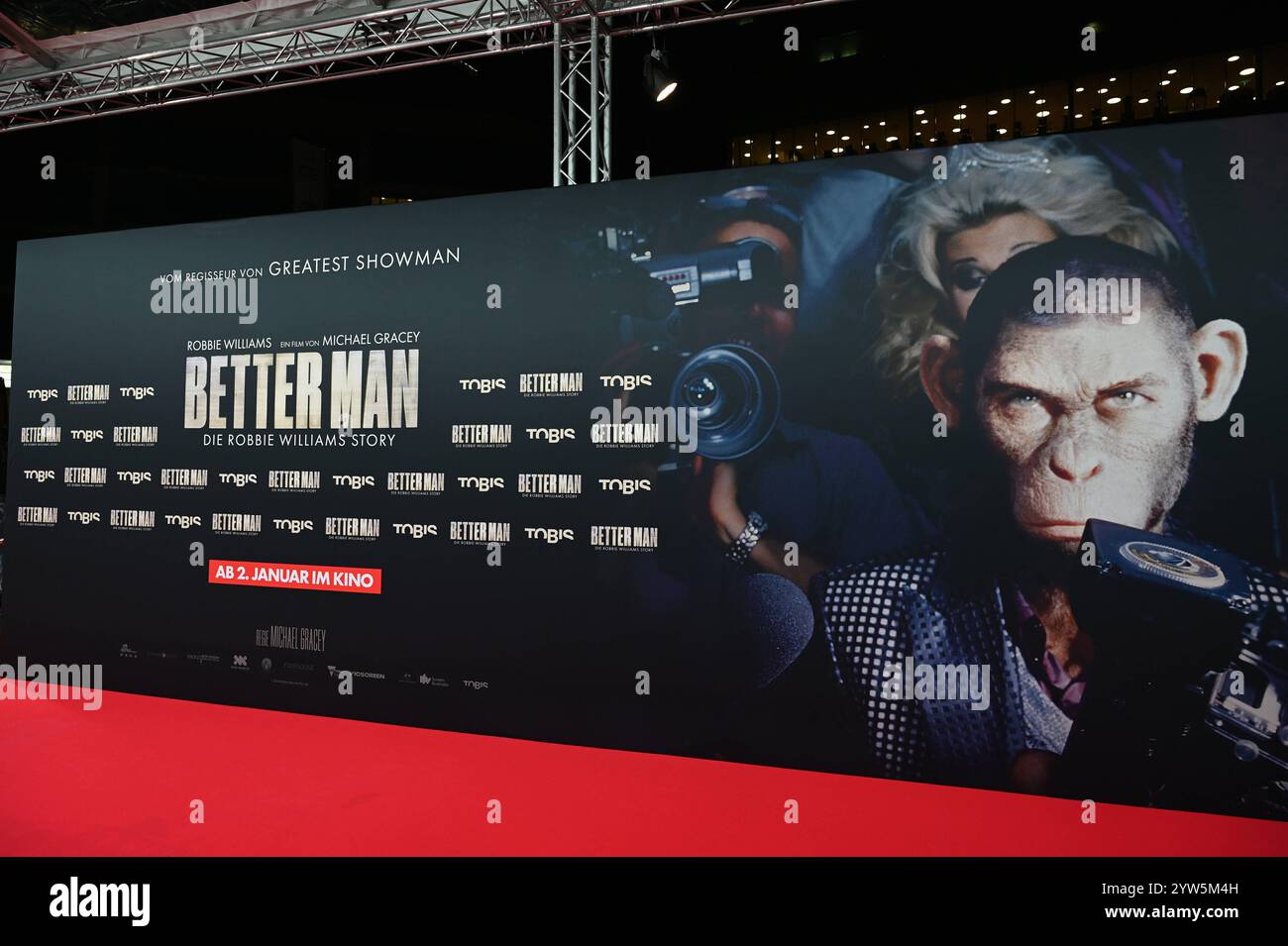 Plakat und roter Teppich zur Premiere des Films Better Man, die Ronnie ...