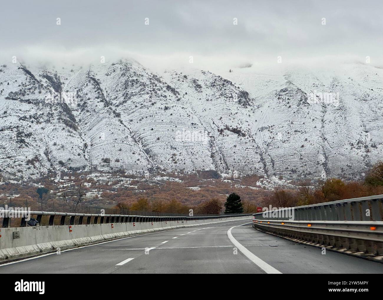 Italian highway A25 "Strada dei parchi" with snow Stock Photo - Alamy