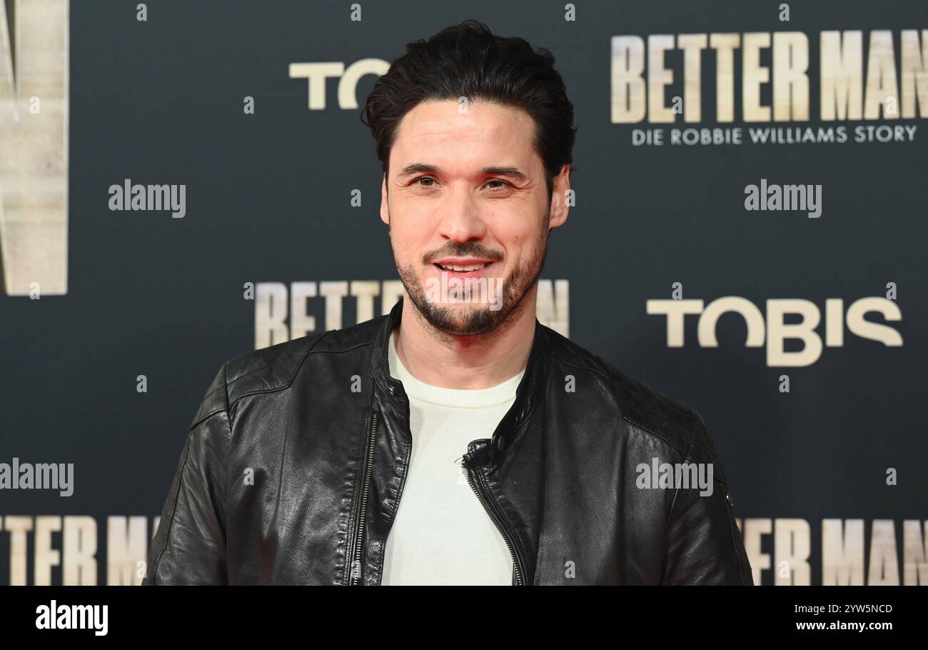 Schauspieler Alexander Milo kommt zur Premiere des Films Better Man ...