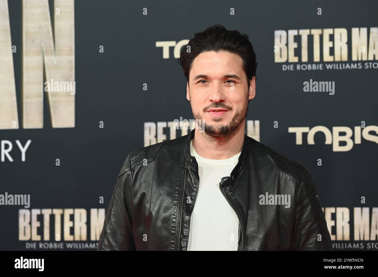Schauspieler Alexander Milo kommt zur Premiere des Films Better Man ...