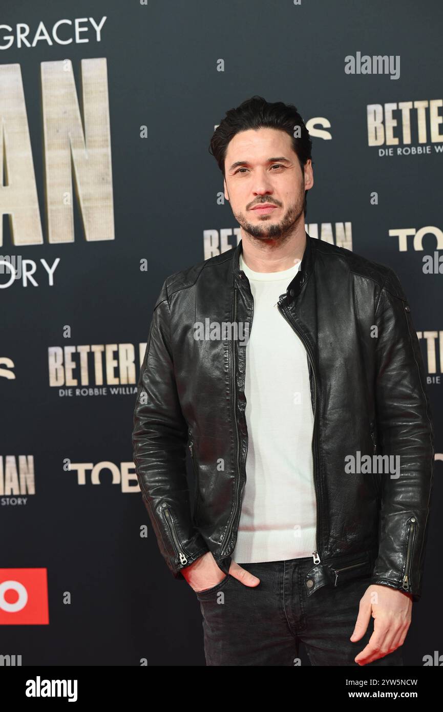 Schauspieler Alexander Milo kommt zur Premiere des Films Better Man ...