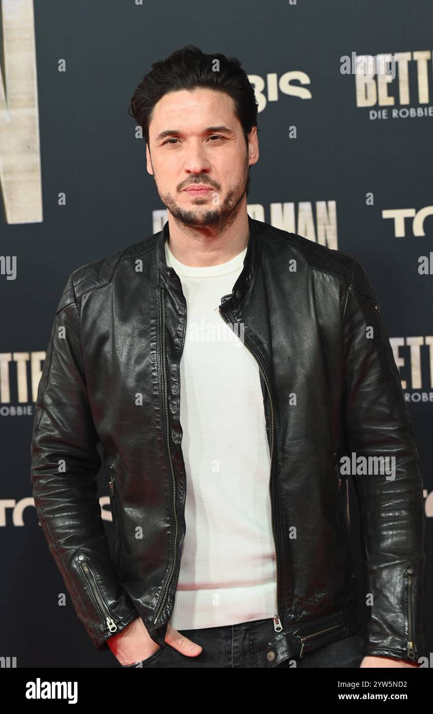 Schauspieler Alexander Milo kommt zur Premiere des Films Better Man ...